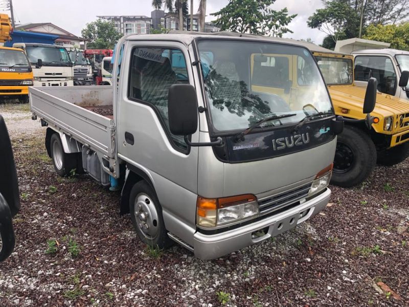 Isuzu NKR66 cargo with crane trucks KLM1 - Kok Leong Motor